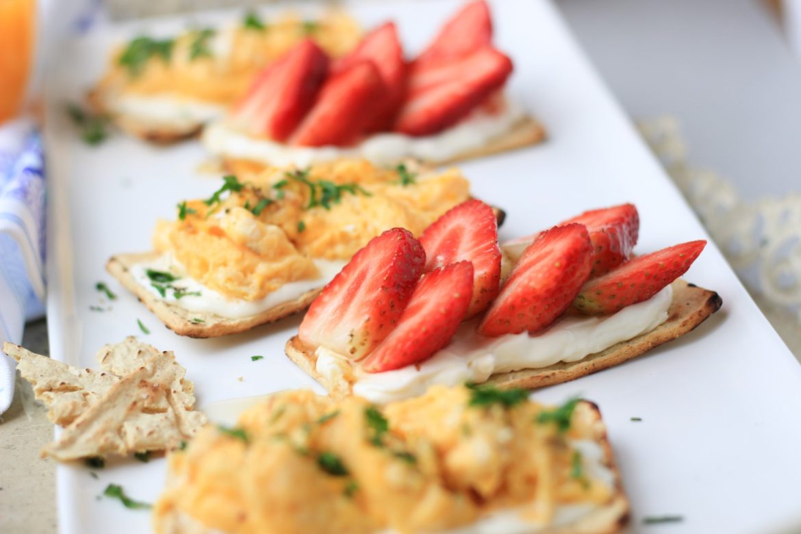 Tostaditas Sanissimas con toppings – Not only Salad